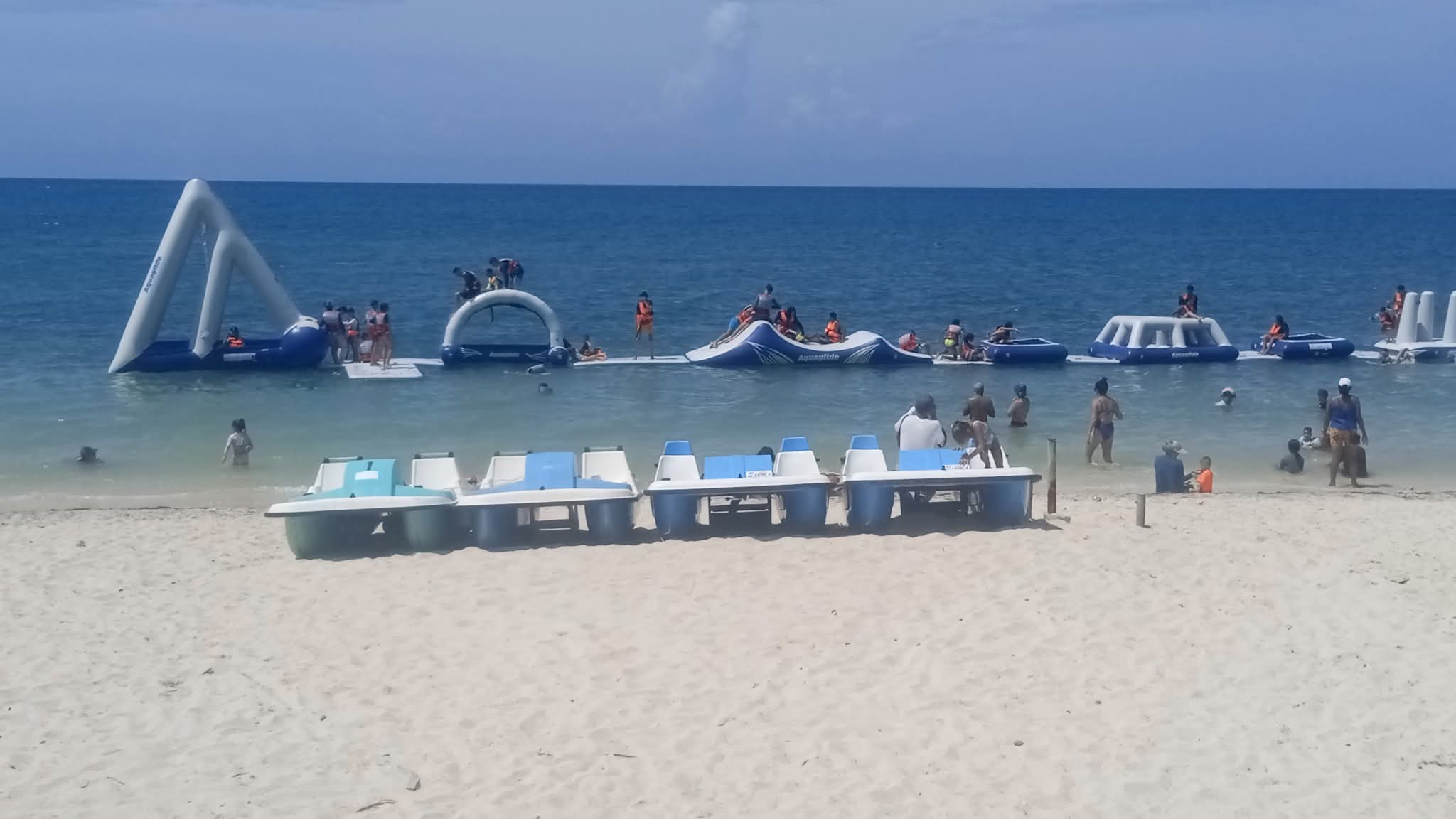 Parque acuático inflable en playa Ancón, opción recreativa para todo el ...